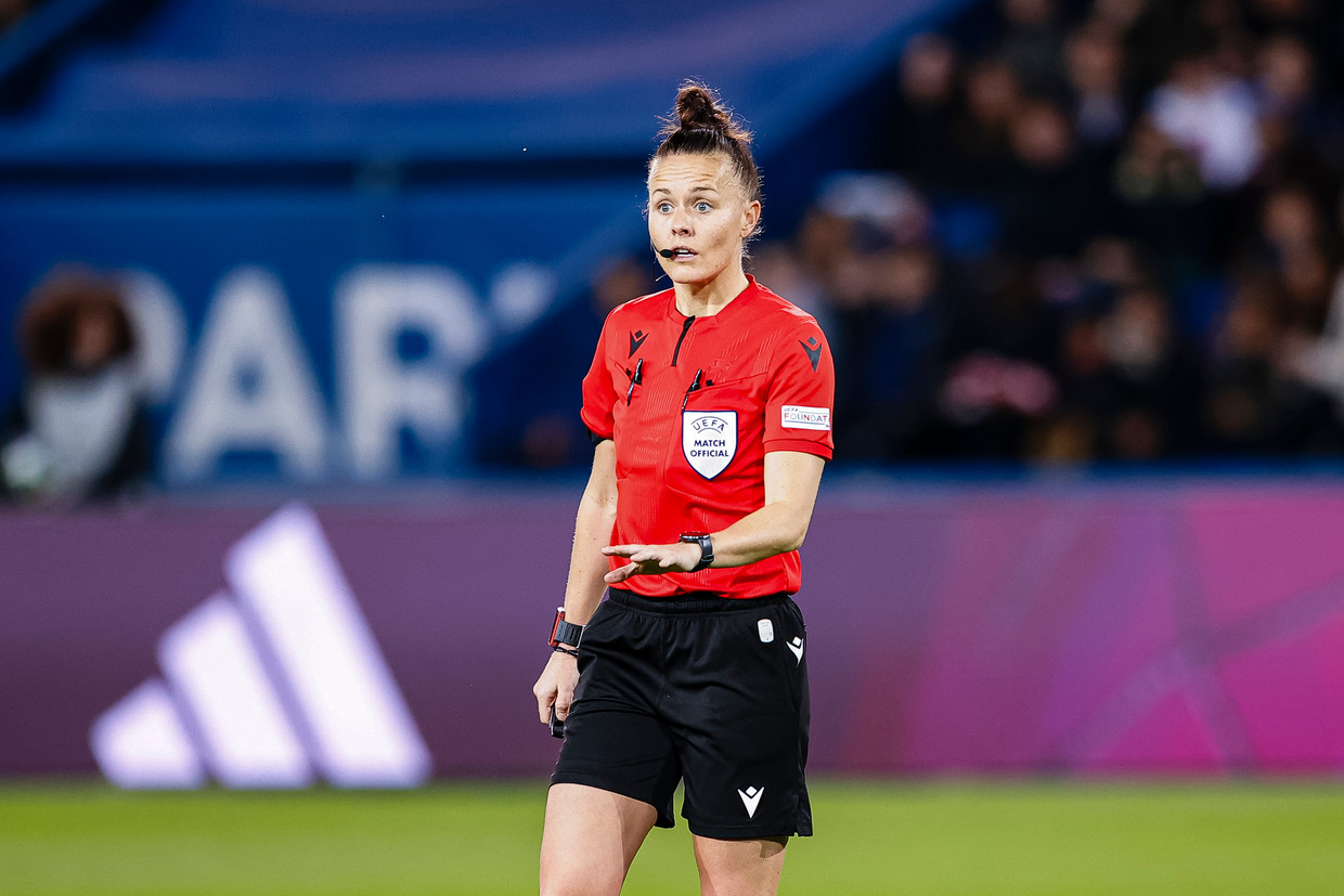 Rebecca Welch schrijft geschiedenis als eerste vrouwelijke scheids in ...