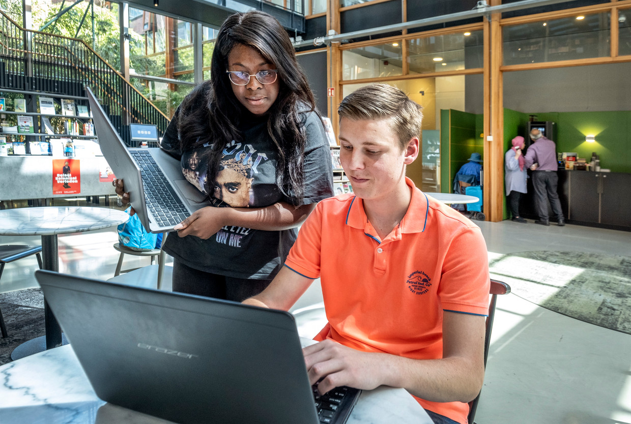 Studenten wijzen financieel kwetsbare ouderen de digitale weg in de ...