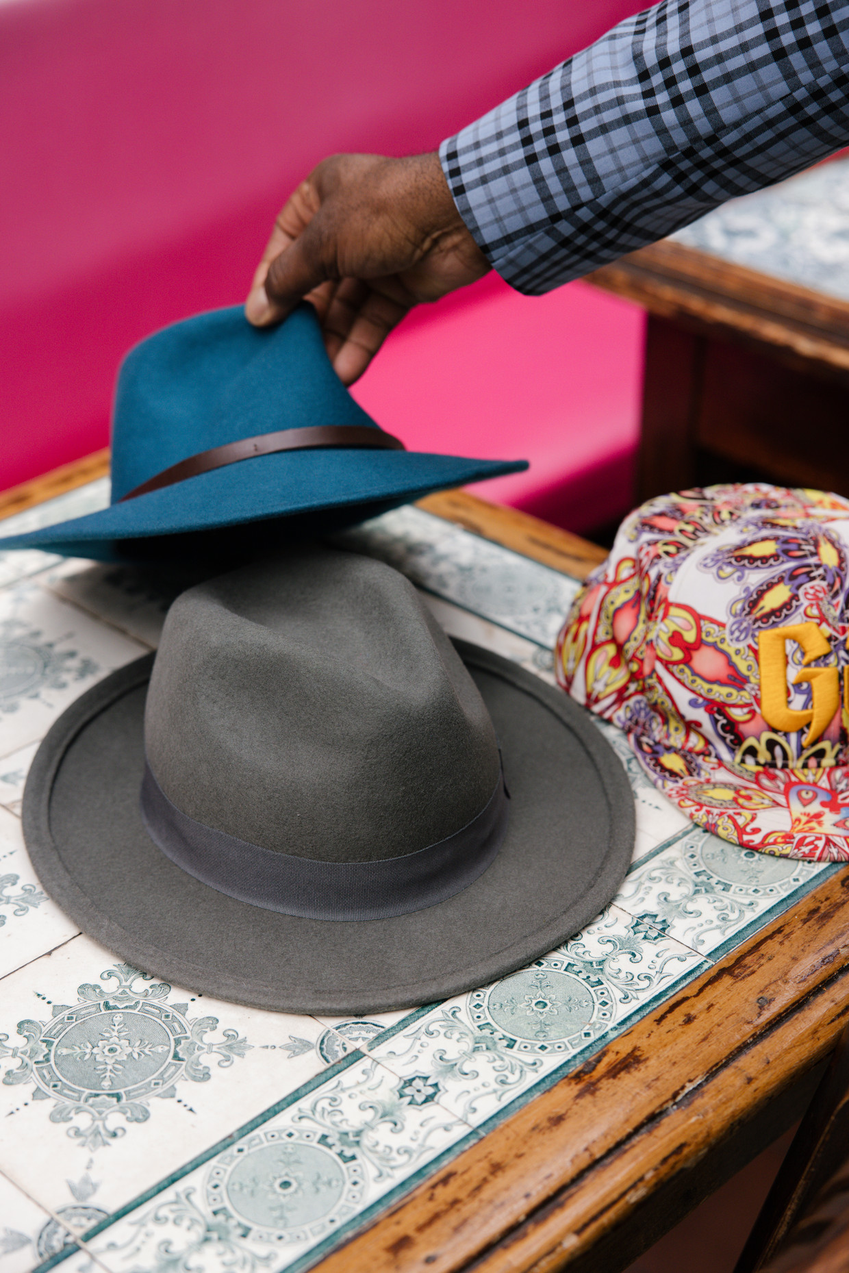 Muzikant Edgar Burgos van Trafassi is bril-, kleding- én hoedenman ...