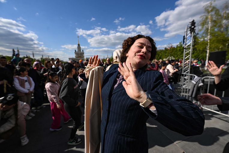 Eén oude tank trekt over het Rode Plein, maar het volk danst en zingt