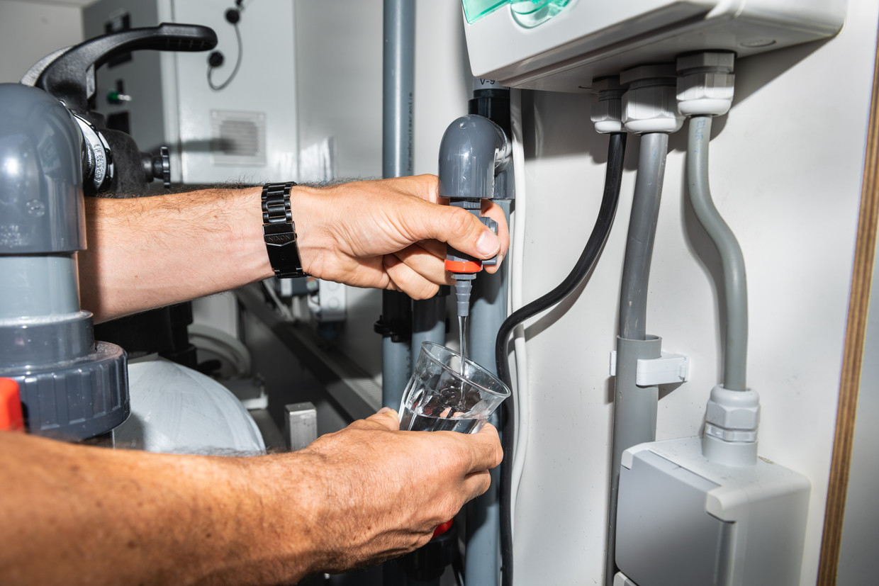 Sinds kort in de supermarkt: pakjes ontzilt Noordzeewater. Een ...