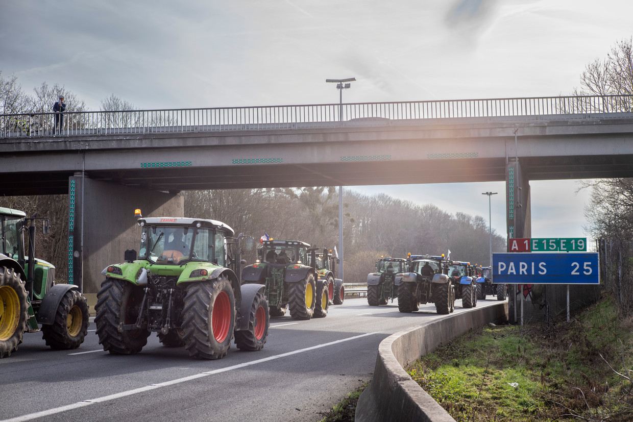 De Franse boeren trekken in alle rust op naar Parijs: nog 25 kilometer ...