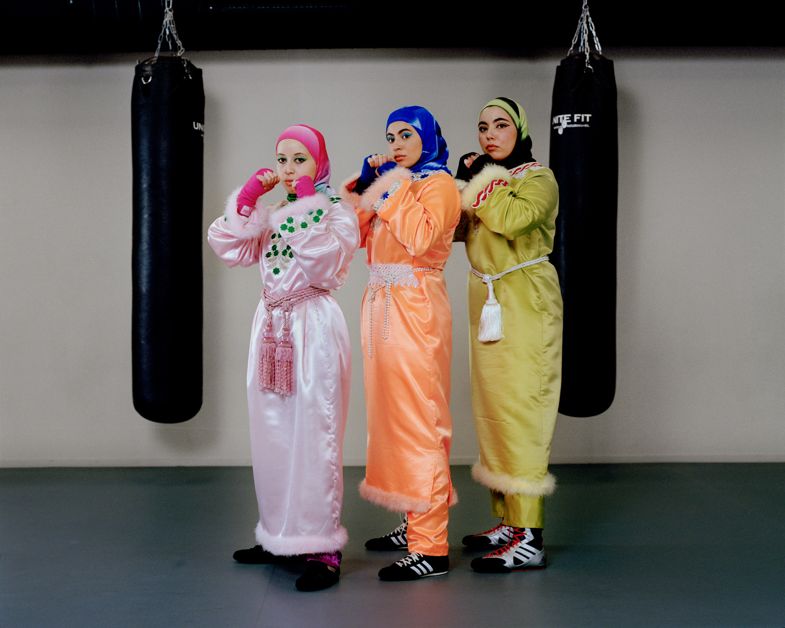 Dit krijgen we te zien als een kunstenaar samenwerkt met kickboksende ...