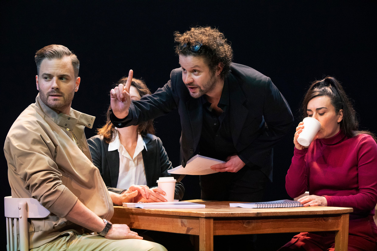 ‘Showmeister’ is een even snedige als geestige zwarte komedie over leven en dood, maar ook over ...