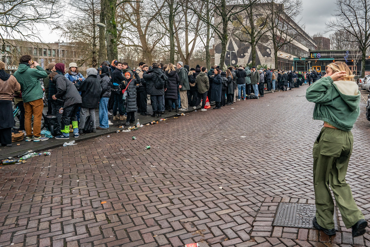 Lange rijen voor 60 uur durend afscheidsfeest in De School – ‘Amsterdam ...