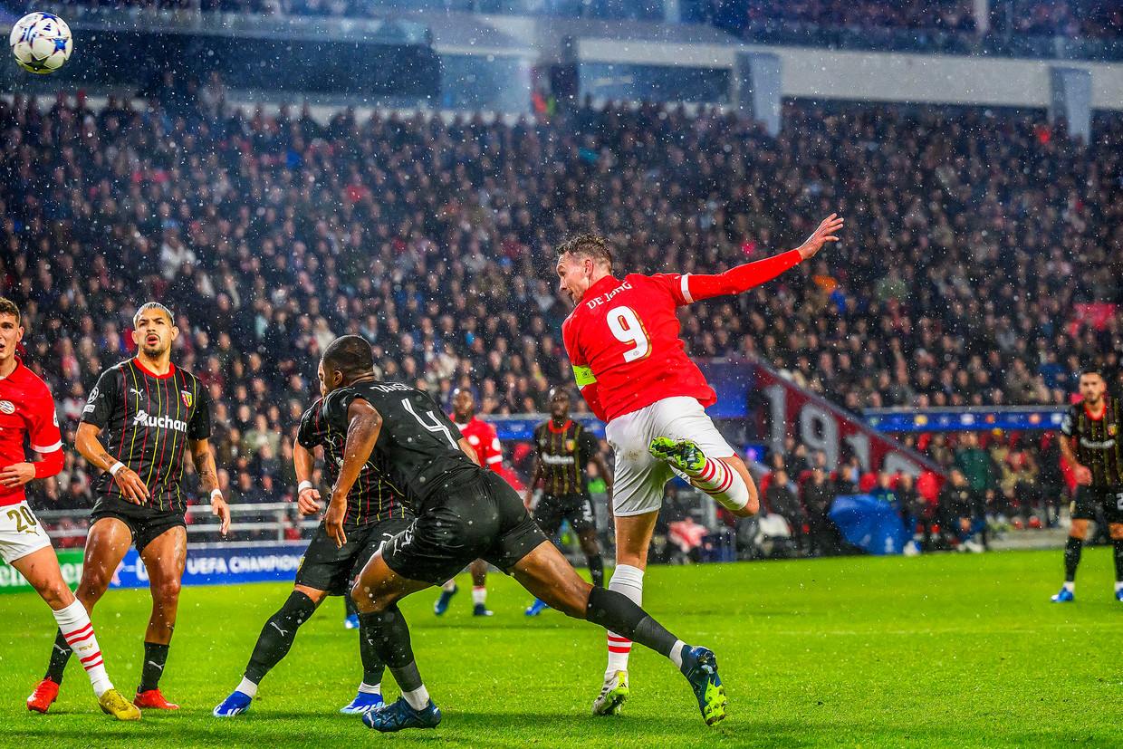 PSV wint verhit duel dat het móést winnen, dankzij kopgoal Luuk de Jong
