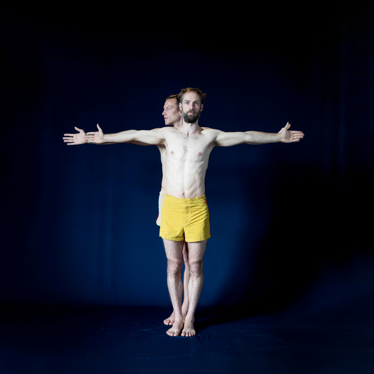 ‘Eigenlijk zijn al onze houdingen een gecontroleerde vorm van bijna ...