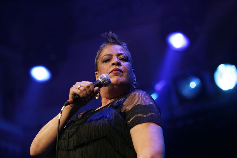 Lils Mackintosh (1955-2023) was een echte zangeres, die niet zomaar een ...