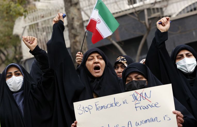 Deze foto van een demonstratie in Iran mag wél de wijde wereld in