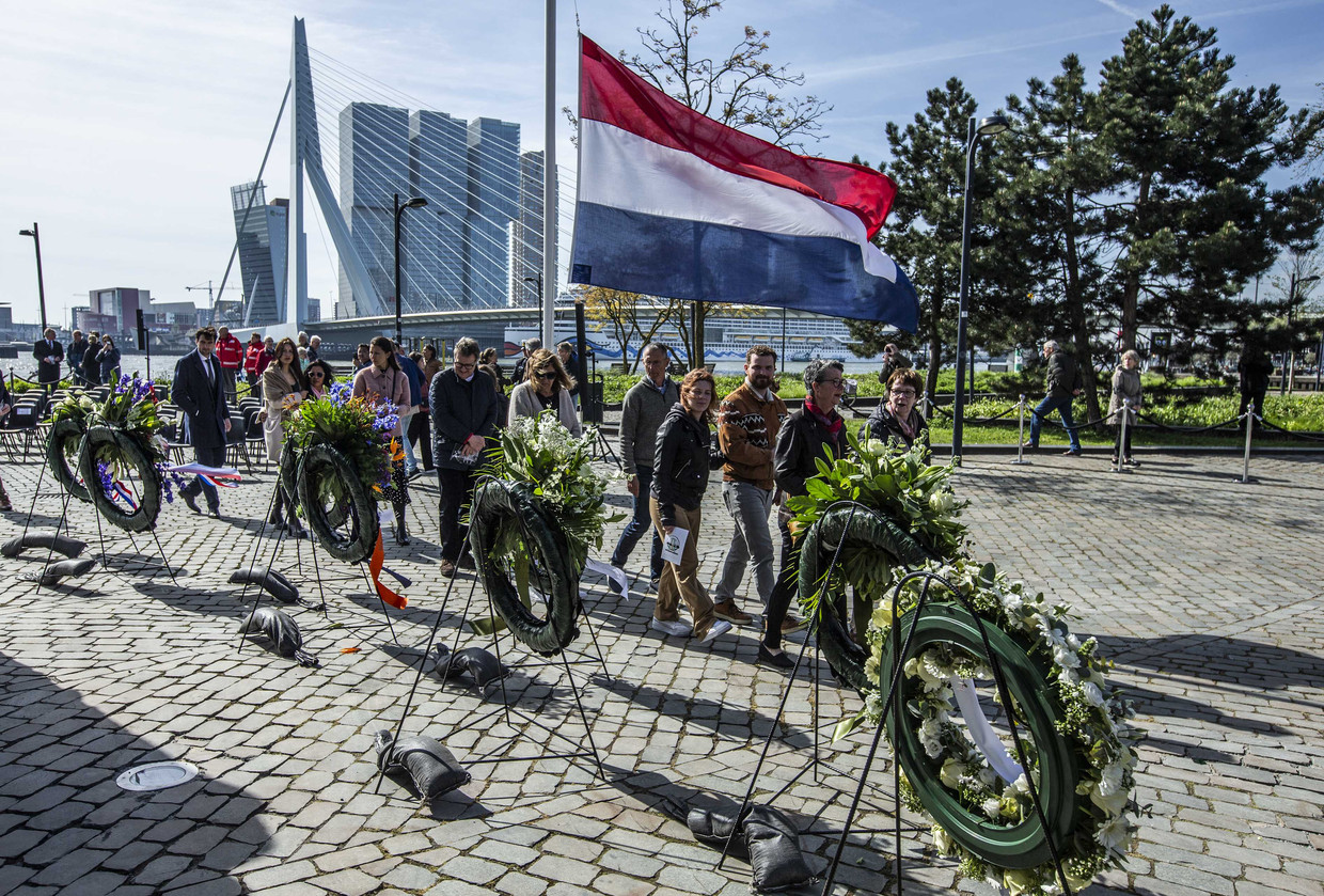 Nederland twee minuten stil tijdens de Nationale Dodenherdenking, waar ook de oorlog in Oekraïne ...