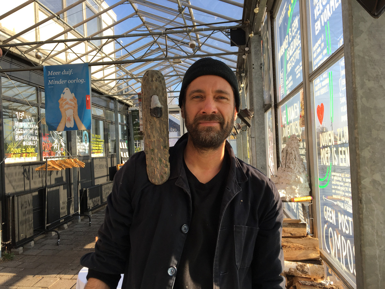 Kunstenaar Arne Hendriks bouwt torens voor duiven. Er woont al van ...