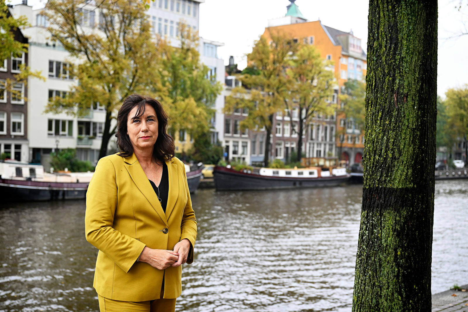 Amsterdamse wethouder Hester van Buren roept ambtenaren op: ‘Je moet ...