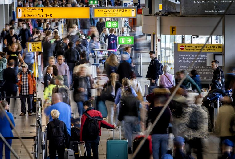 Wederom druk weekend op Schiphol, maar chaos blijft uit | De Volkskrant