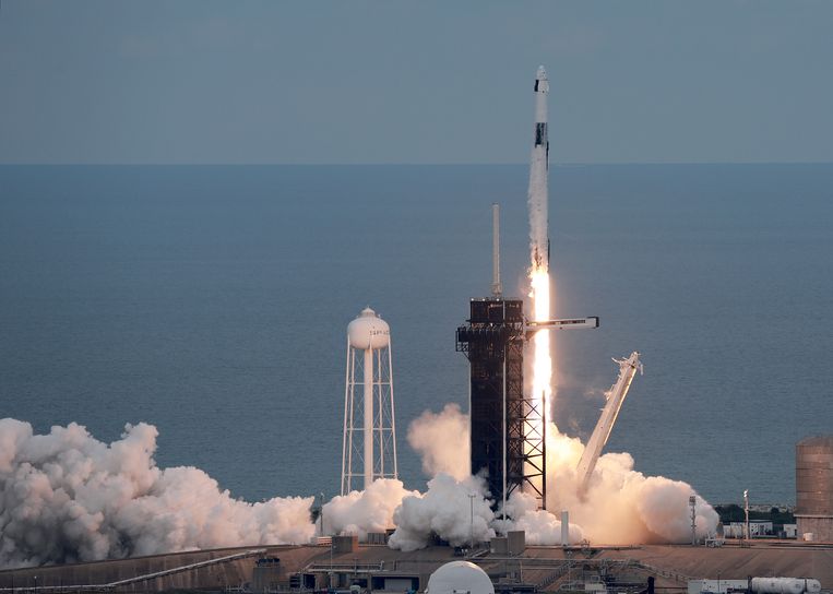 SpaceX lanceert raket met vier astronauten richting ISS, eerste ...