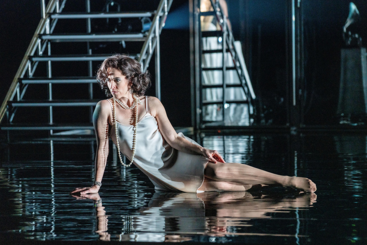 Laura Bohn speelt de ‘Dirty Duchess’ in ‘Powder Her Face’: ‘Ze speelt ...