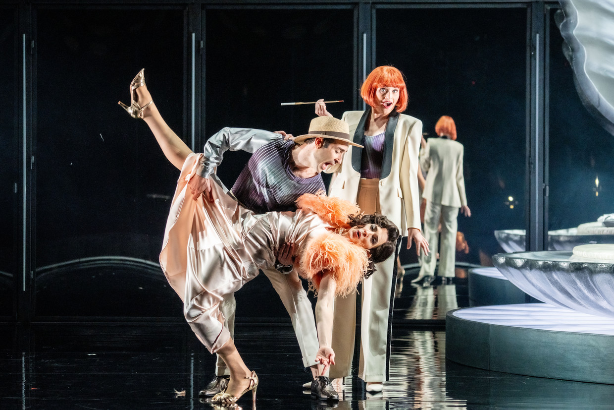 Laura Bohn speelt de ‘Dirty Duchess’ in ‘Powder Her Face’: ‘Ze speelt ...