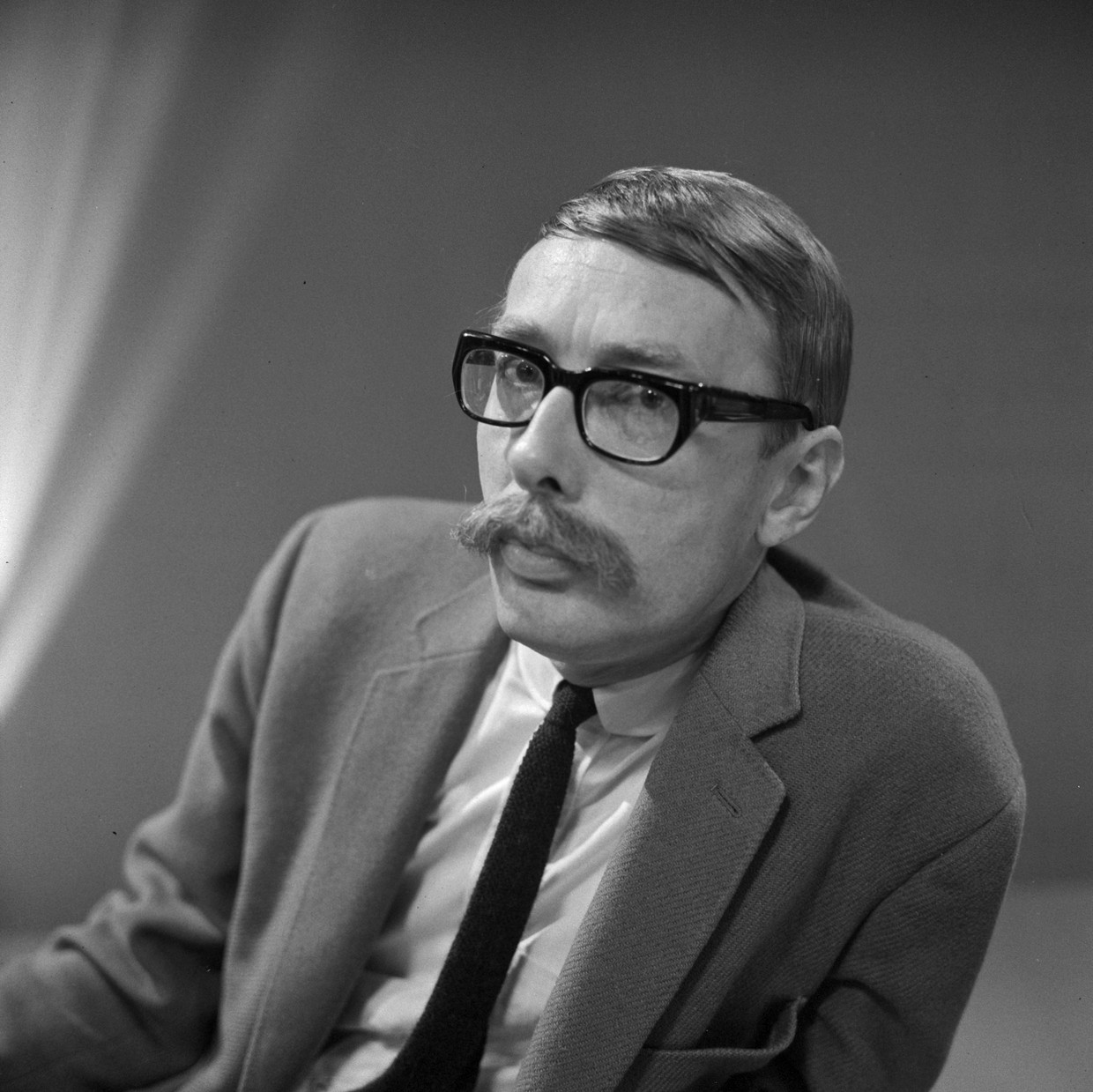 Recensie: Met zijn biografie van Gerrit Kouwenaar levert Arjen Fortuin ...