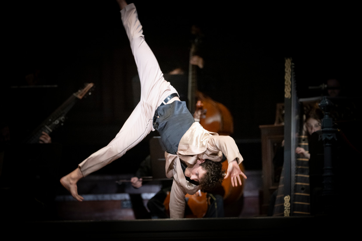 Het optreden van de Poolse countertenor Jakub Józef Orlinski wordt pas echt goed als de ‘show ...