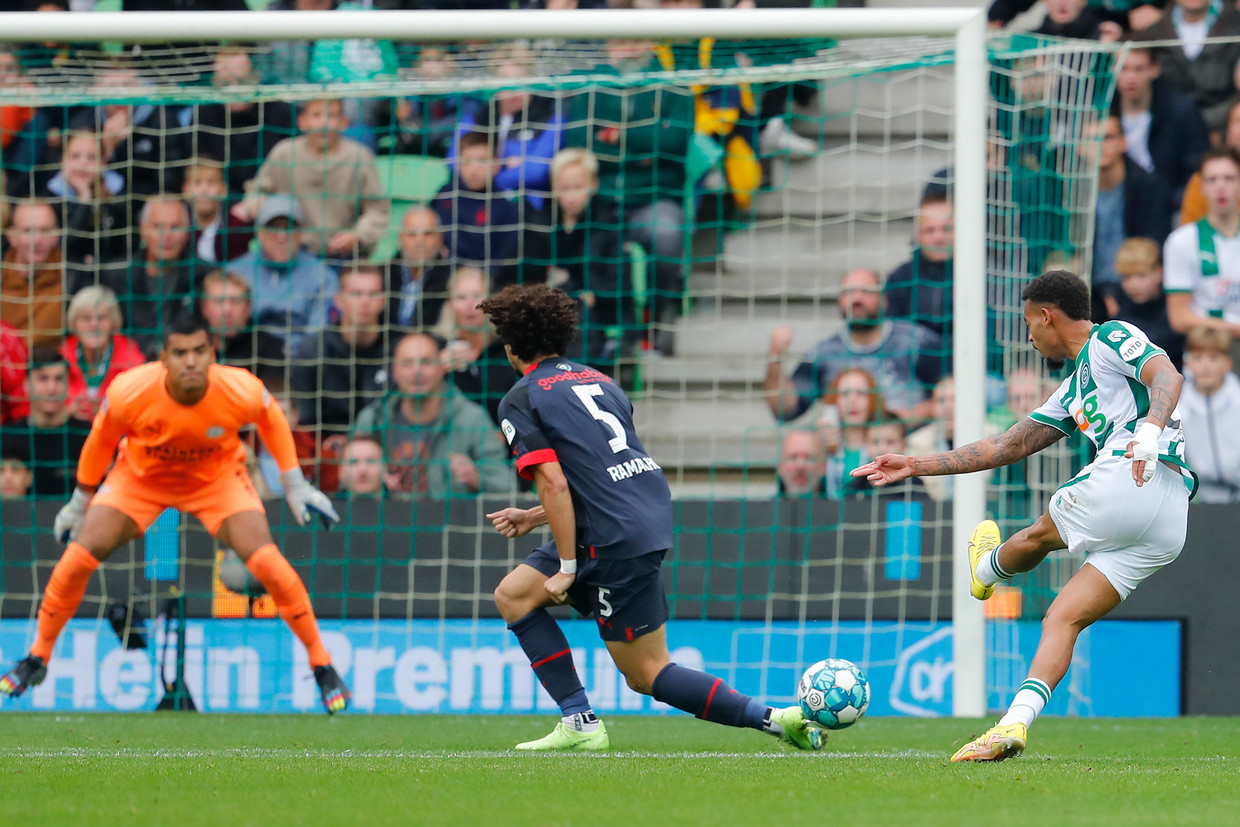 Bizar slot eerste helft doet PSV de das om bij Groningen | De Volkskrant