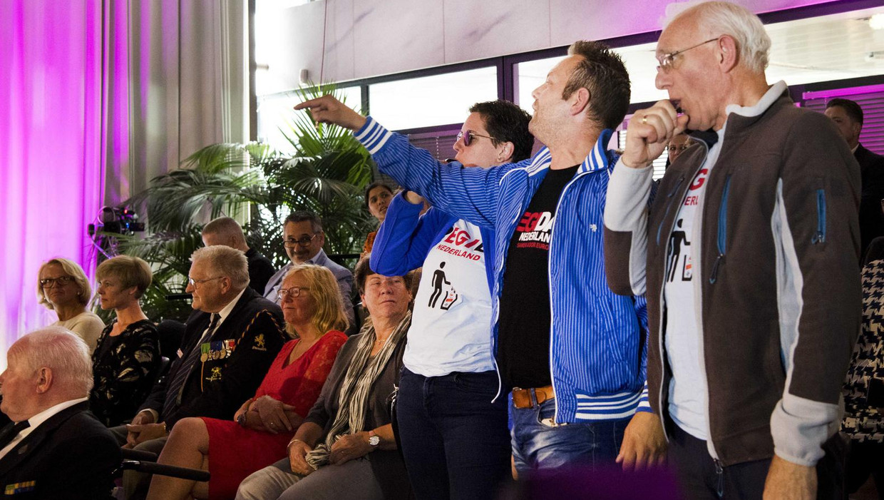 Pegida verstoort beëdiging Marcouch als burgemeester Arnhem, actievoerders vrijgelaten