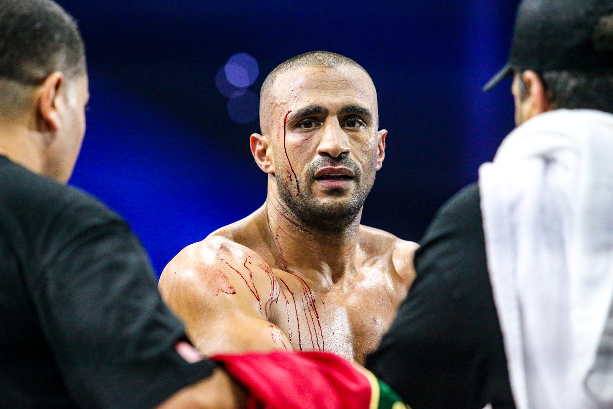 Wedstrijd kickbokser Badr Hari gestaakt na rellen tussen fans