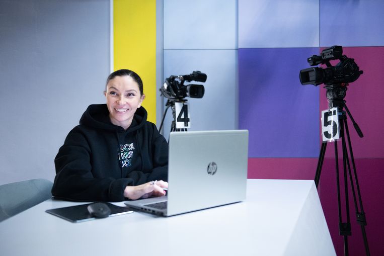 Van de kabel gehaald, tv-studio uitgegooid, Rusland uitgejaagd; Natalja Sindejeva blijft gewoon ...