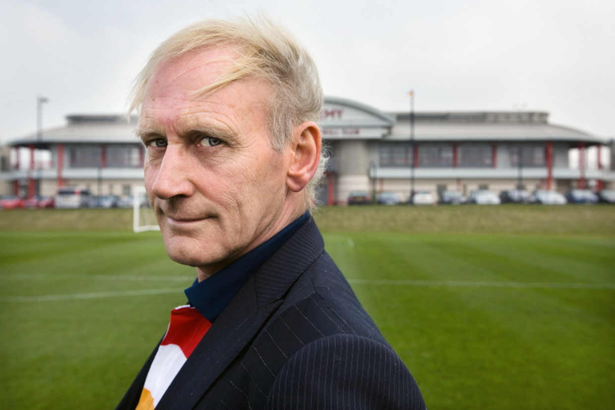 Hamberg leert kids Liverpool voetballen | De Volkskrant