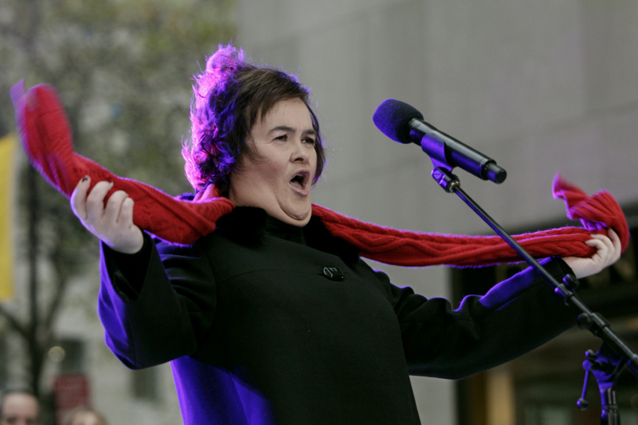 Susan Boyle platgeknuffeld bij aankomst in New York | De Volkskrant