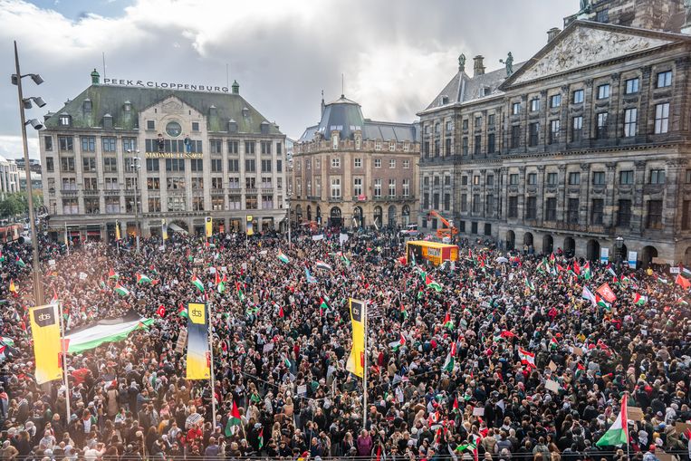 ‘Schreeuw om recht’ vult de Dam in vreedzame demonstratie: ‘Het land is ...
