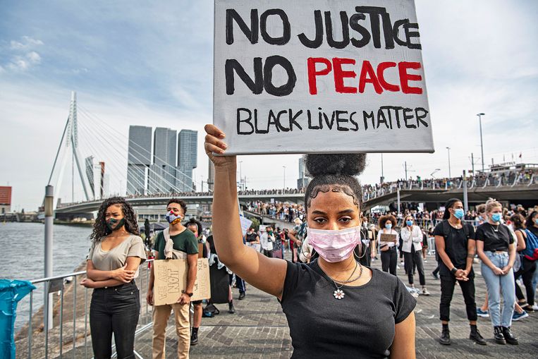 Protest tegen racisme in Rotterdam: kort maar krachtig | De Volkskrant