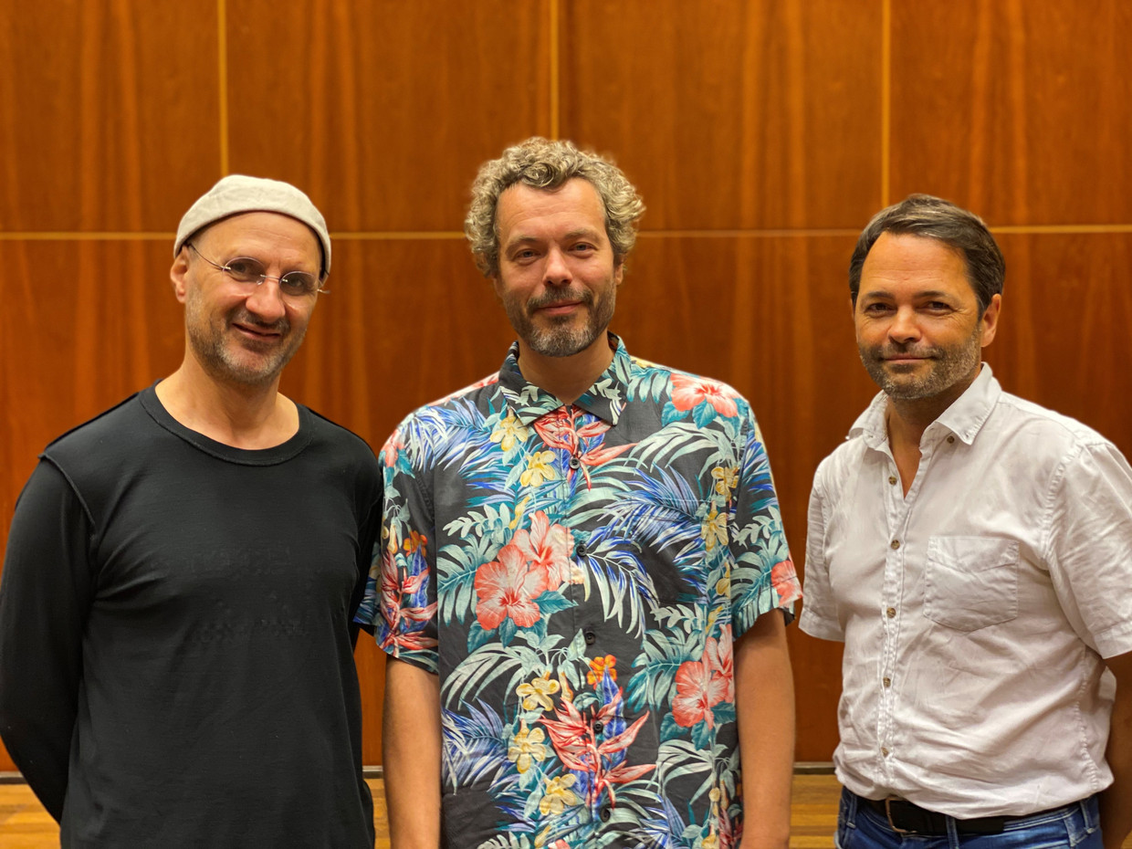 De drie muzikanten van Jako Bro werken samen aan een bijzonder bouwwerk ...