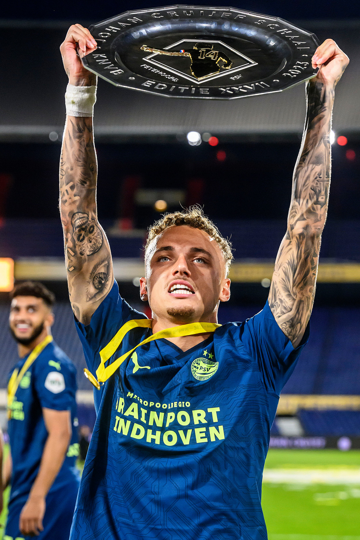 Noa Lang beslist strijd met Feyenoord en bezorgt PSV en Peter Bosz een ...