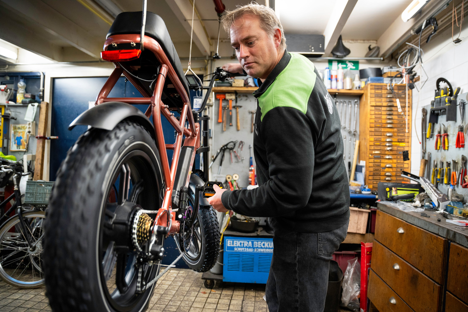 De fatbike is de nieuwe brommer, maar aan opvoeren en scheuren zonder kentekenplaat komt snel ...