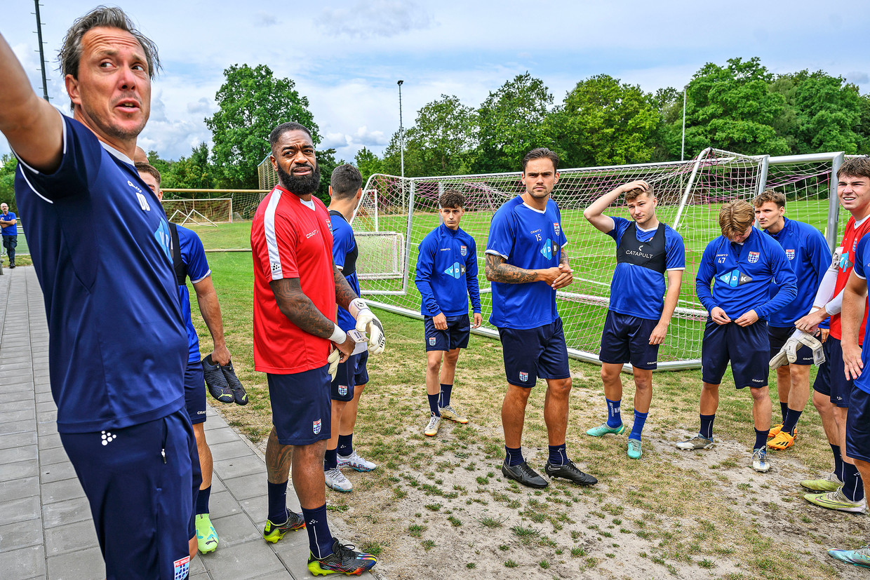 Een hectische eerste trainingsdag bij PEC Zwolle: de ene trainer ...