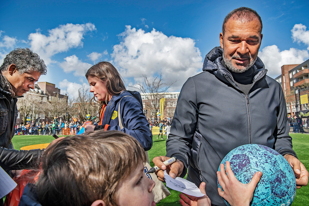 Gullit en Rijkaard openen Cruyff Court dat naar hen is vernoemd: ‘Wie ...