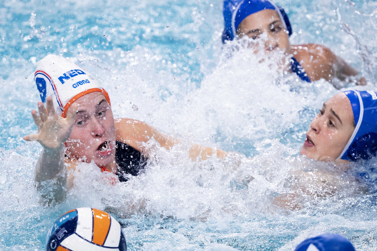 Waterpoloster Joustra geniet van duwen en trekken in de punt van de aanval