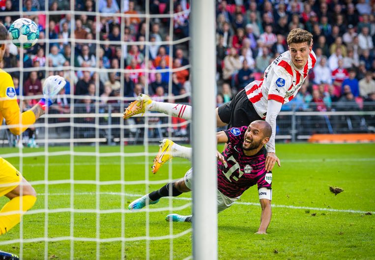 PSV wint heel eenvoudig van zwak FC Utrecht, dat haar ambities maar ...