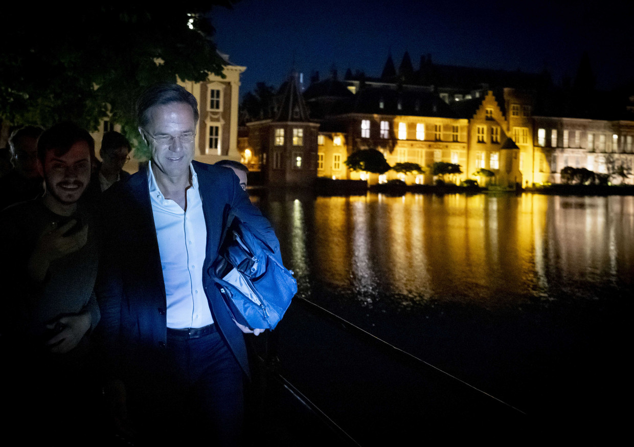 Oppositie wil dat Rutte het Torentje meteen verlaat: hij zou het eigenbelang boven het ...