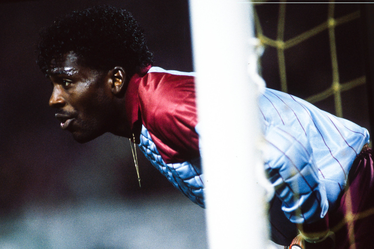 Stanley Menzo wordt nieuwe bondscoach van Surinaamse voetballers