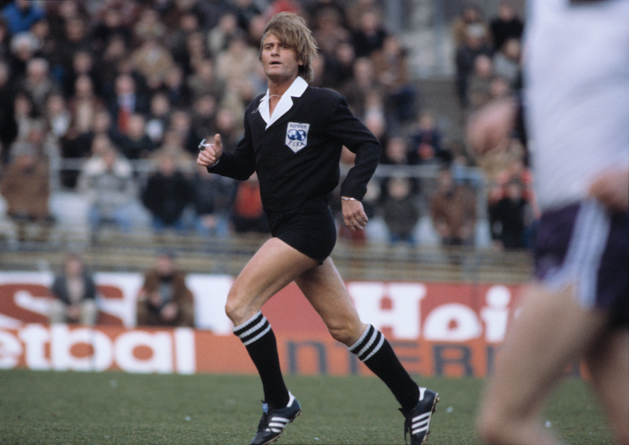 Flamboyante oud-scheidsrechter Frans Derks overleden | De Volkskrant