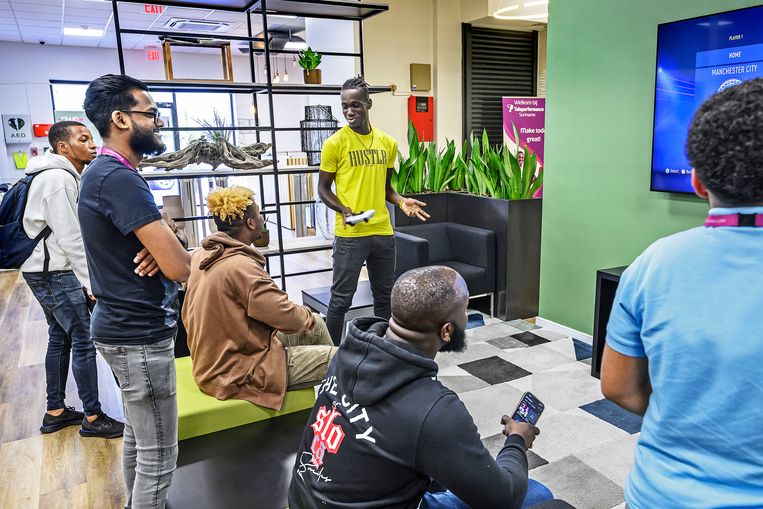 Krappe arbeidsmarkt in Nederland geeft callcenters in Suriname vleugels ...