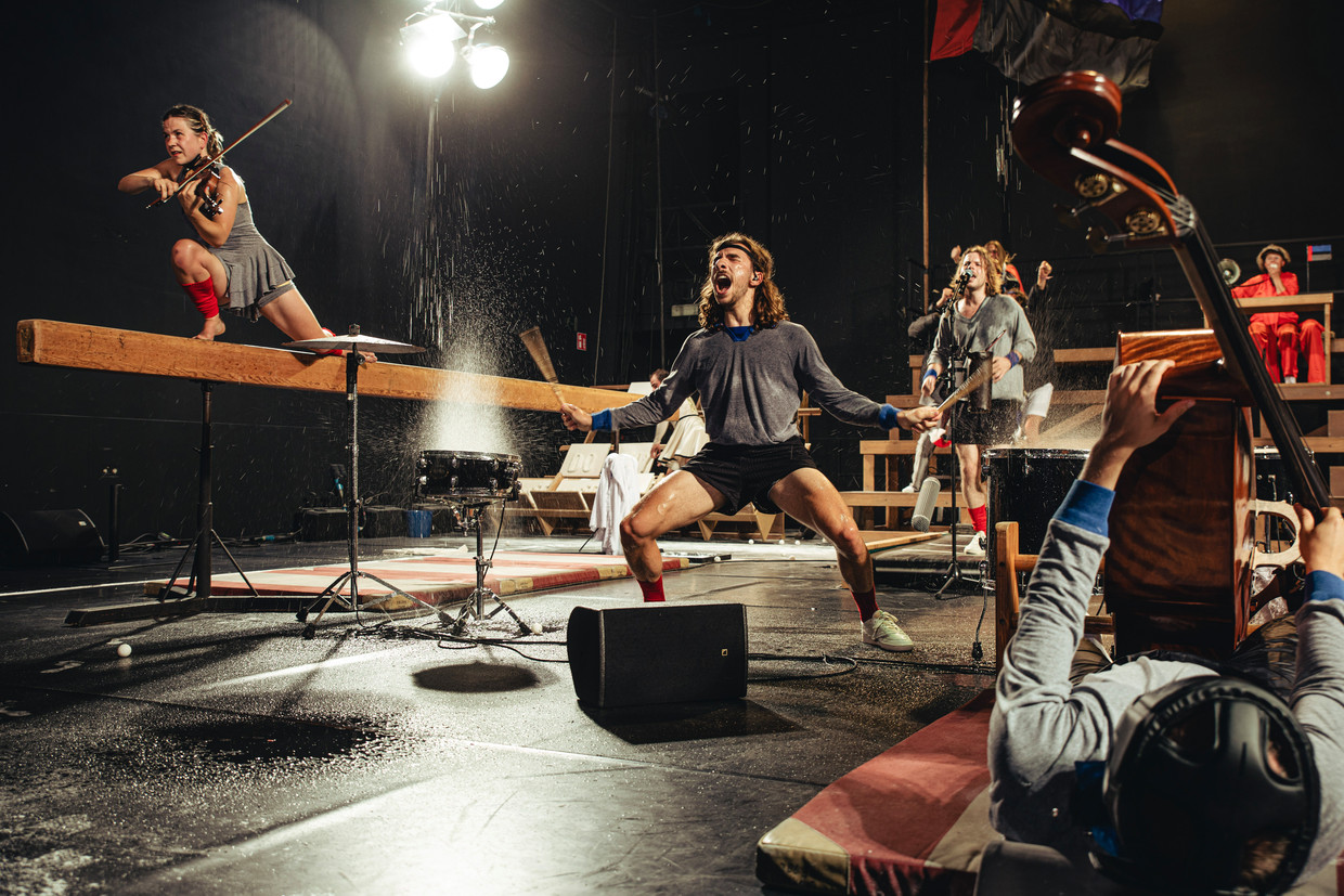 In ‘One Song’ duikt theatermaker Miet Warlop opnieuw in de rouw om de ...