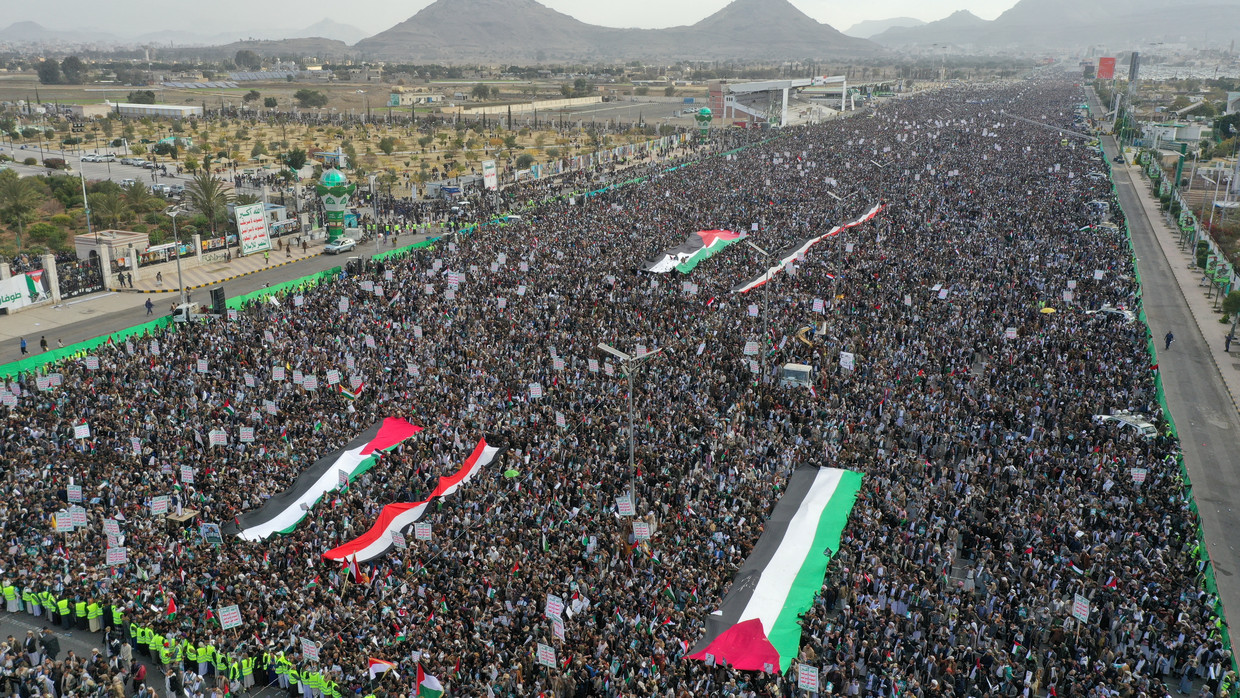 Nederlandse vrachtschepen mijden Suez-kanaal vanwege aanvallen rebellen ...