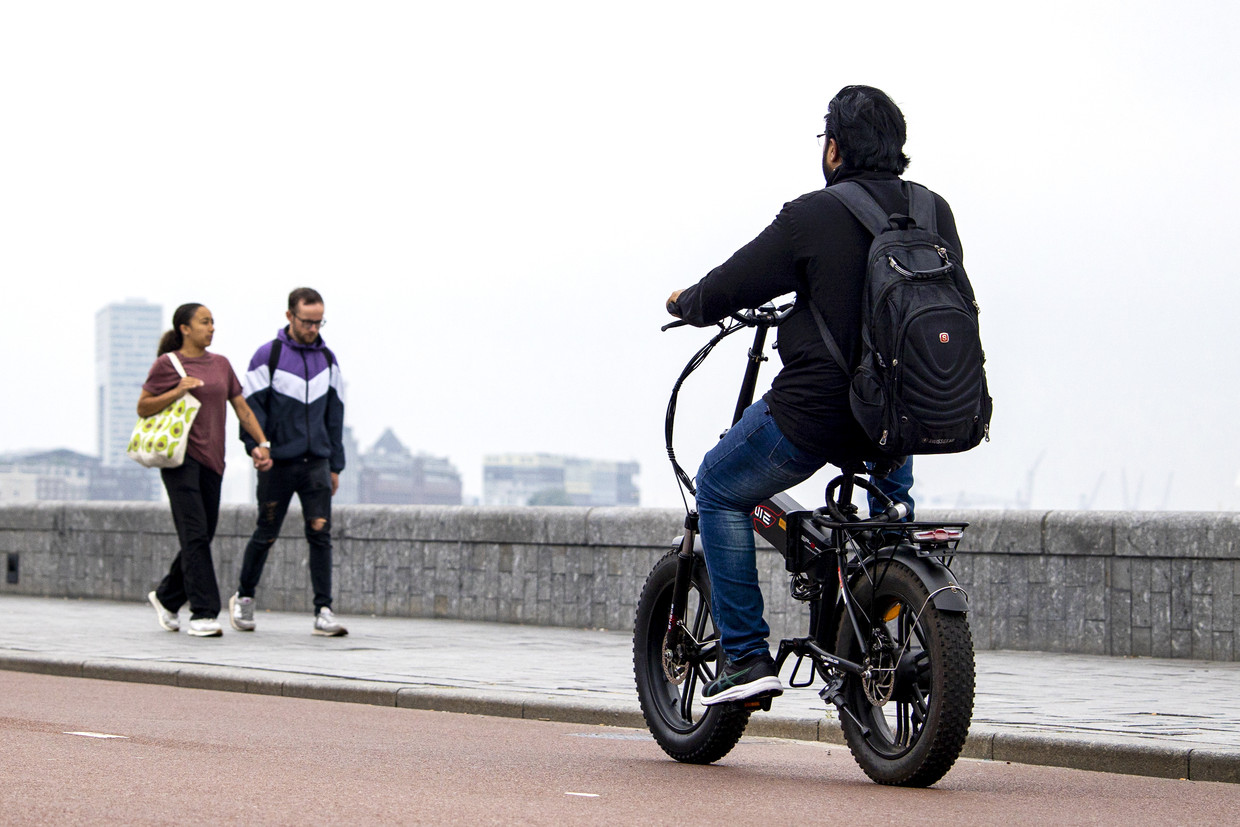 De fatbike is de nieuwe brommer, maar aan opvoeren en scheuren zonder kentekenplaat komt snel ...