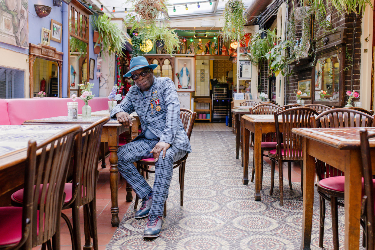 Muzikant Edgar Burgos van Trafassi is bril-, kleding- én hoedenman ...