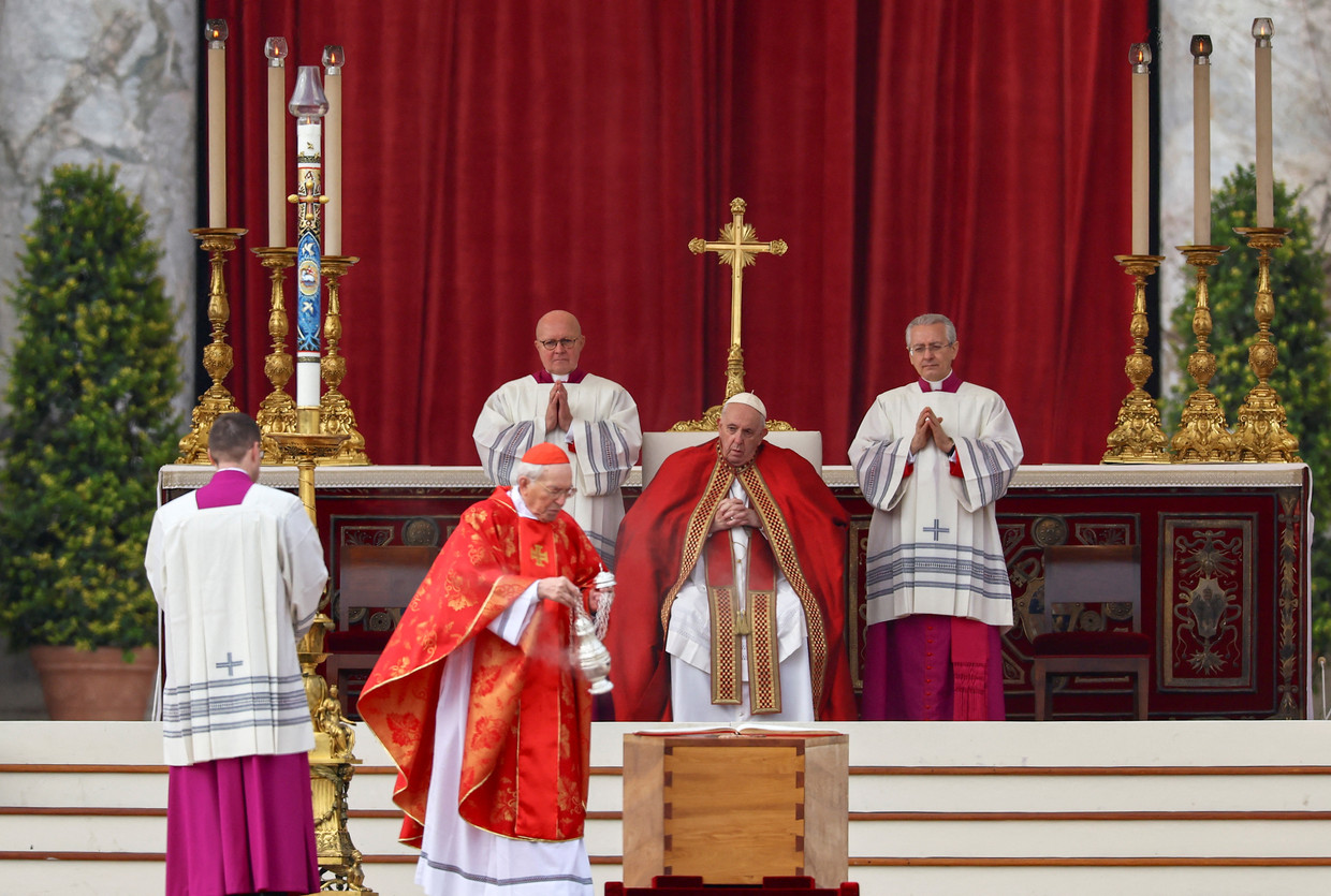 Rome bewijst conservatieve paus emeritus de laatste eer: ‘Ik houd van ...