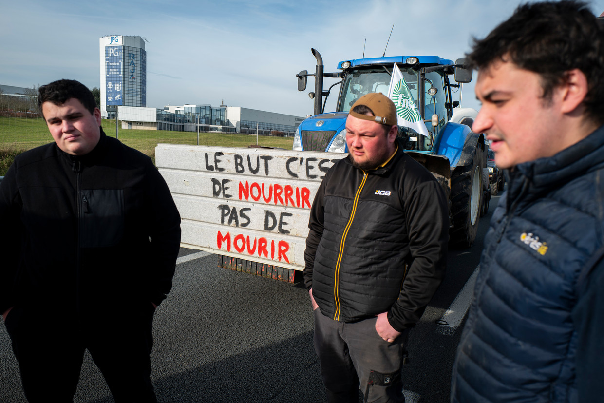 De Franse boeren trekken in alle rust op naar Parijs: nog 25 kilometer ...