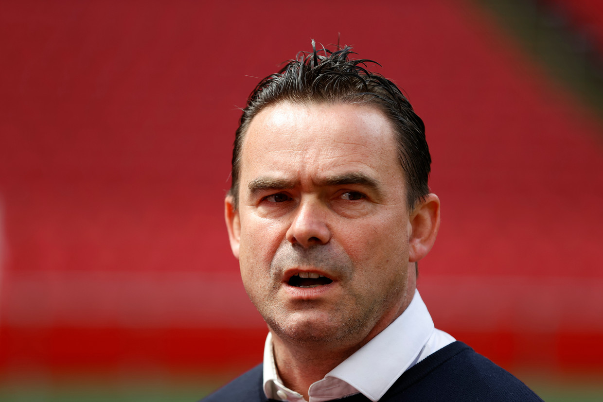 Marc Overmars weg bij Ajax na grensoverschrijdende berichten aan collega’s
