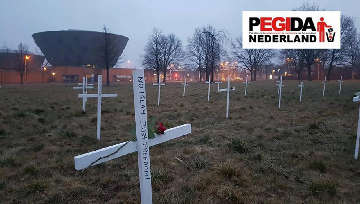 Pegida plaatst kruizen op plek waar Enschedese moskee moet komen: 'hier ...