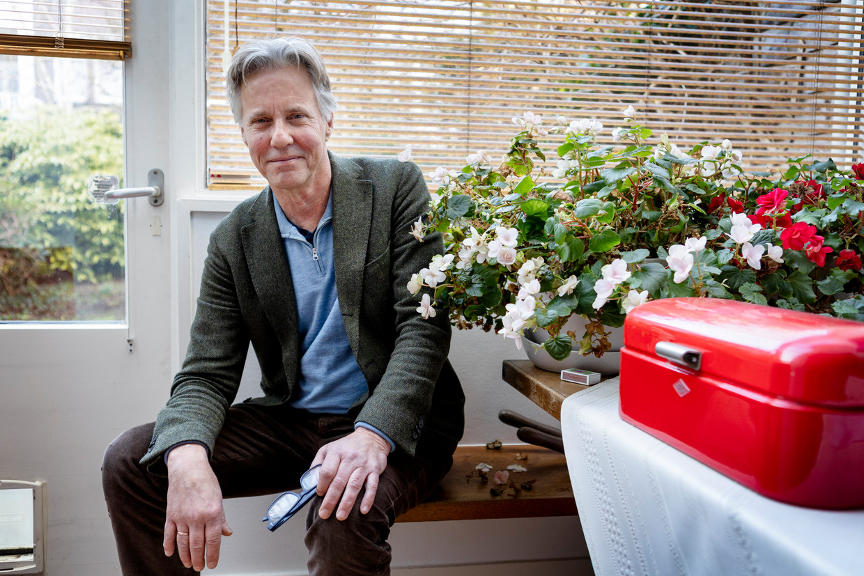 Wie is de bedachtzame viroloog Menno de Jong (60), die ‘de nieuwe Van ...